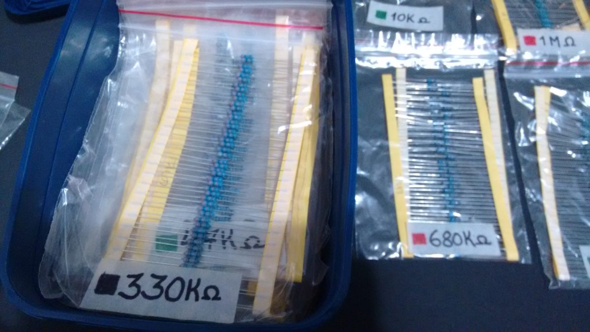 Organizing electronics parts - Resistors - Vinícius Rezende